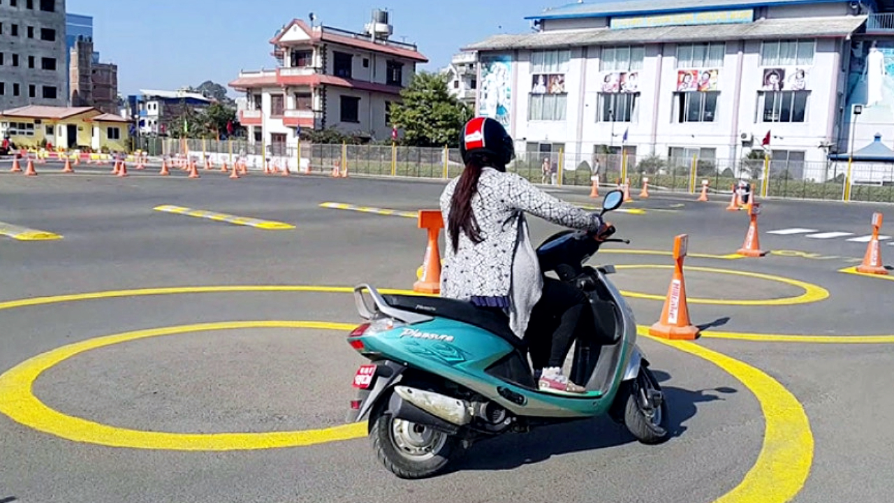 मोटरसाइकल लाइसेन्सको उमेर हद बढाउने तयारी, कति पुग्दैछ? जनबोली न्यूज ...