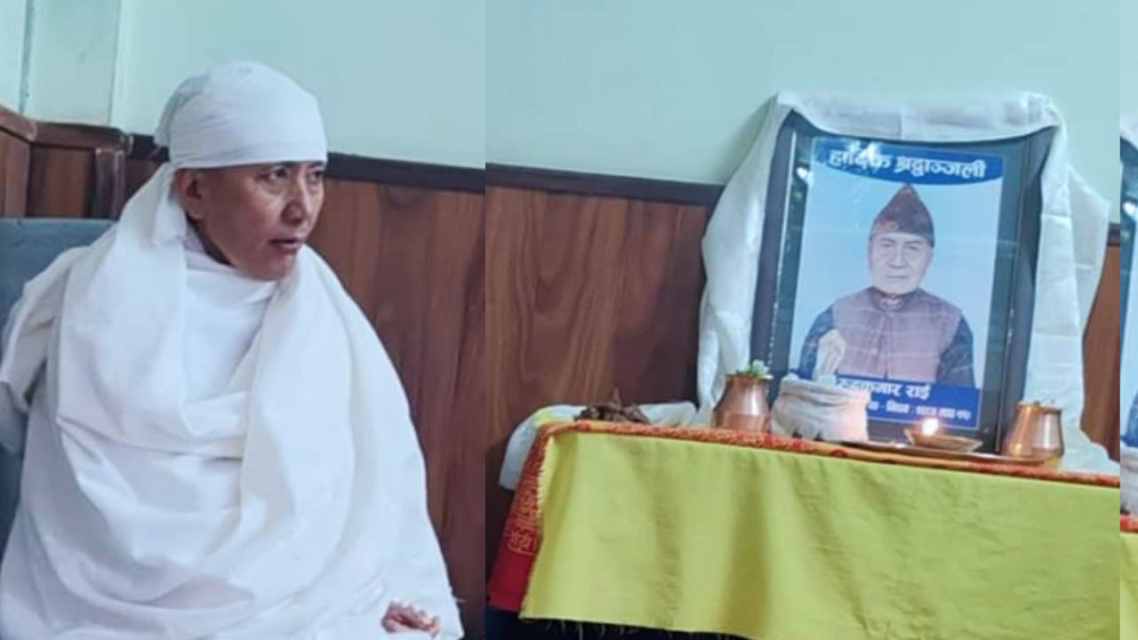 नेतृ उषाकला हिन्दु परम्परामा छोरा सरह कपाल मुण्डन गरेर आमा र बुवाको ...